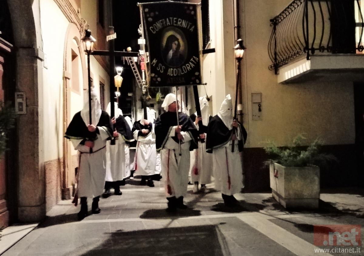 Atessa: nel Giovedì Santo, la Processione degli Incappucciati con la ...